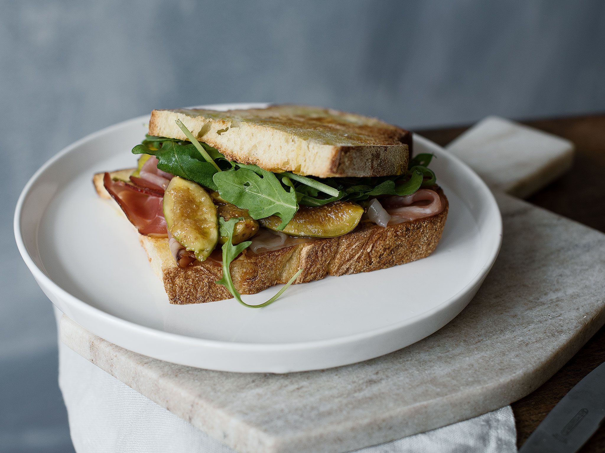 Sandwich mit karamellisierten Feigen, Schinken und Rucola | Rezept ...