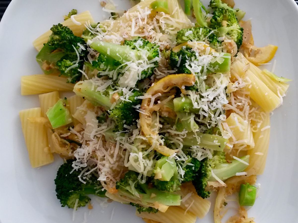 Lemon and broccoli penne | Recipe | Kitchen Stories
