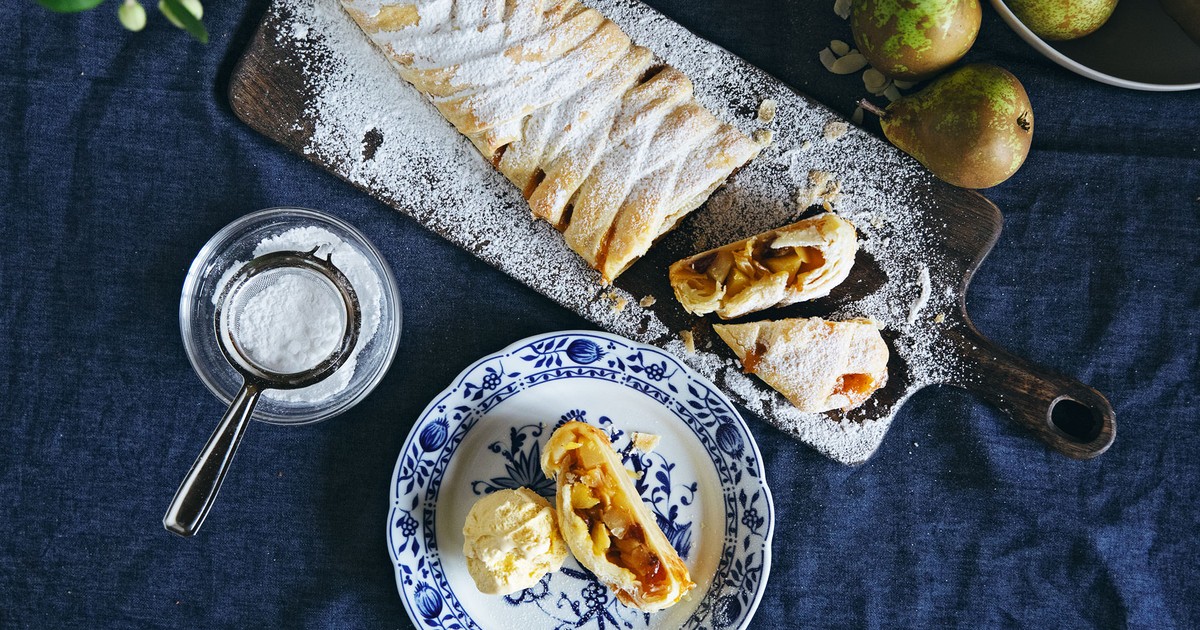 Pear strudel with vanilla ice cream | Recipe | Kitchen Stories