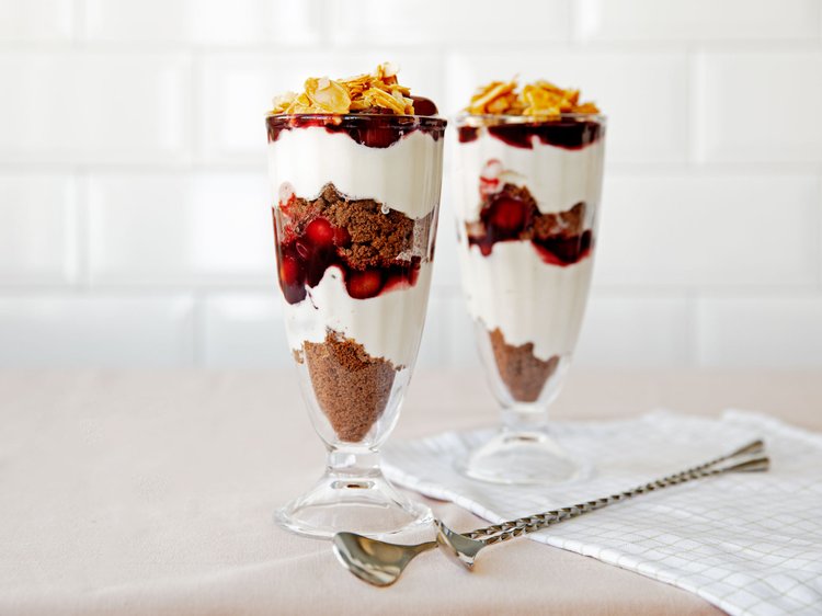 Cherry parfait with chocolate cookies | Recipe | Kitchen Stories