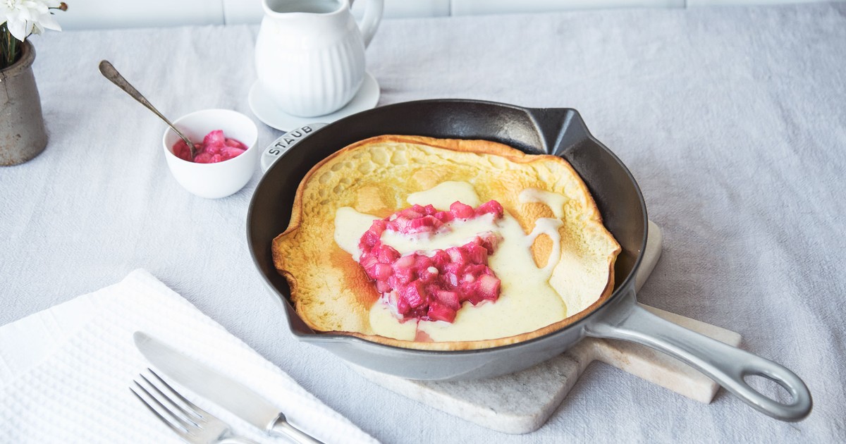 Rhubarb Dutch baby with vanilla sauce | Recipe | Kitchen Stories