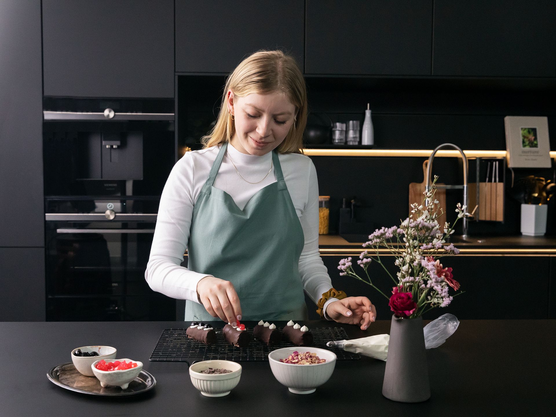 Make mini Swiss roll cakes with Hanna | Recipe | Kitchen Stories