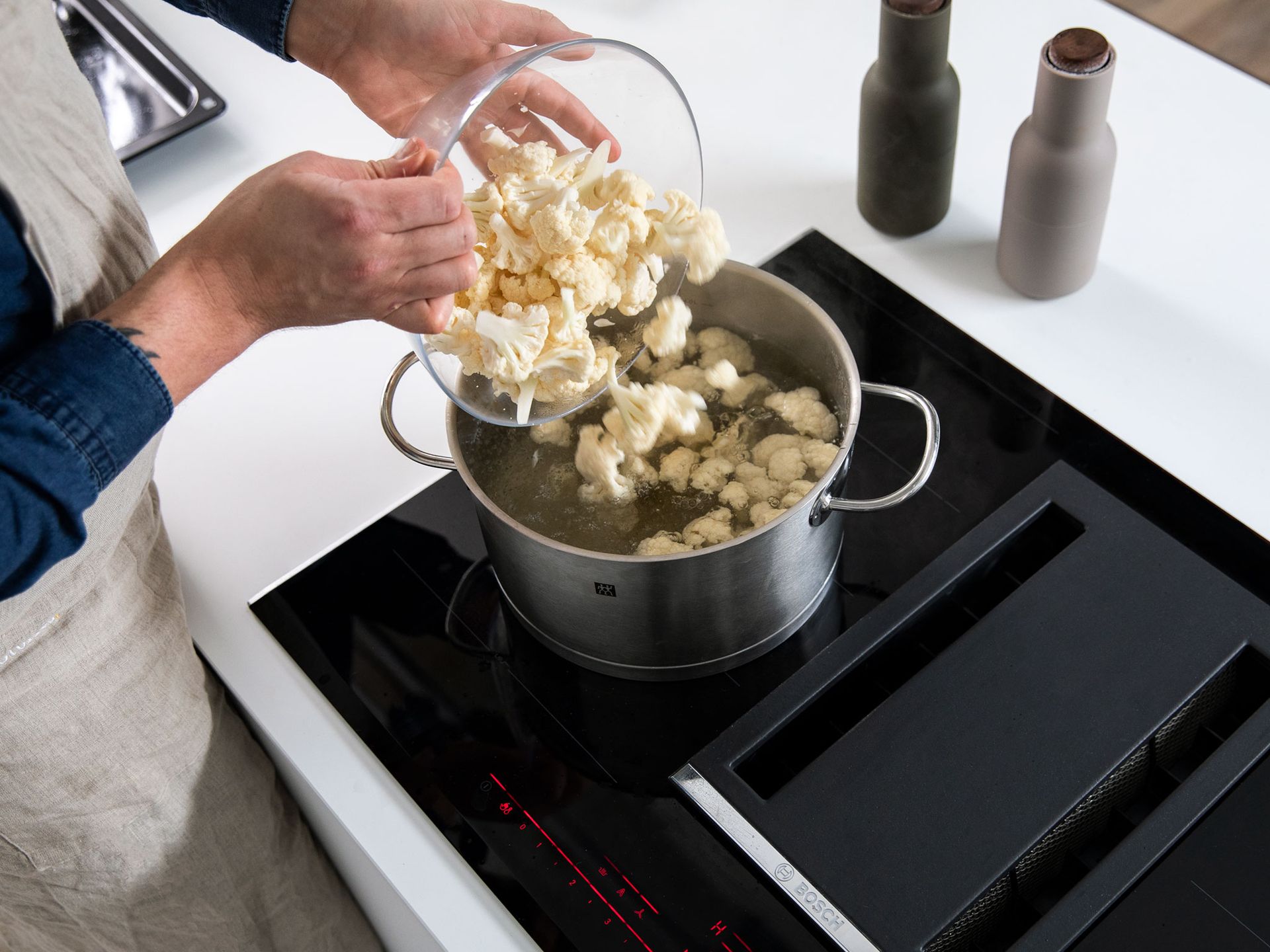 Blumenkohl-Apfel-Salat mit gerösteten Kichererbsen | Rezept | Kitchen ...