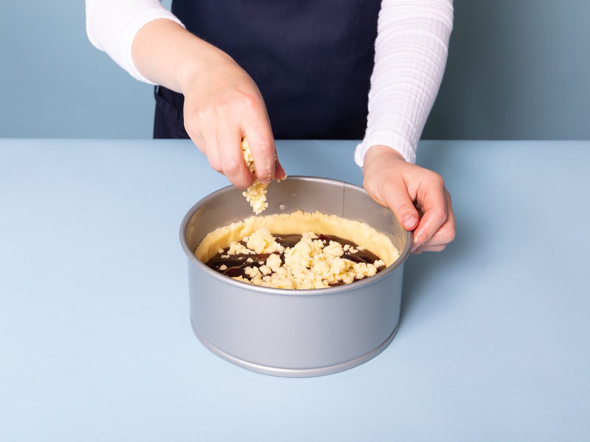 German sour cherry streusel cake | Recipe | Kitchen Stories