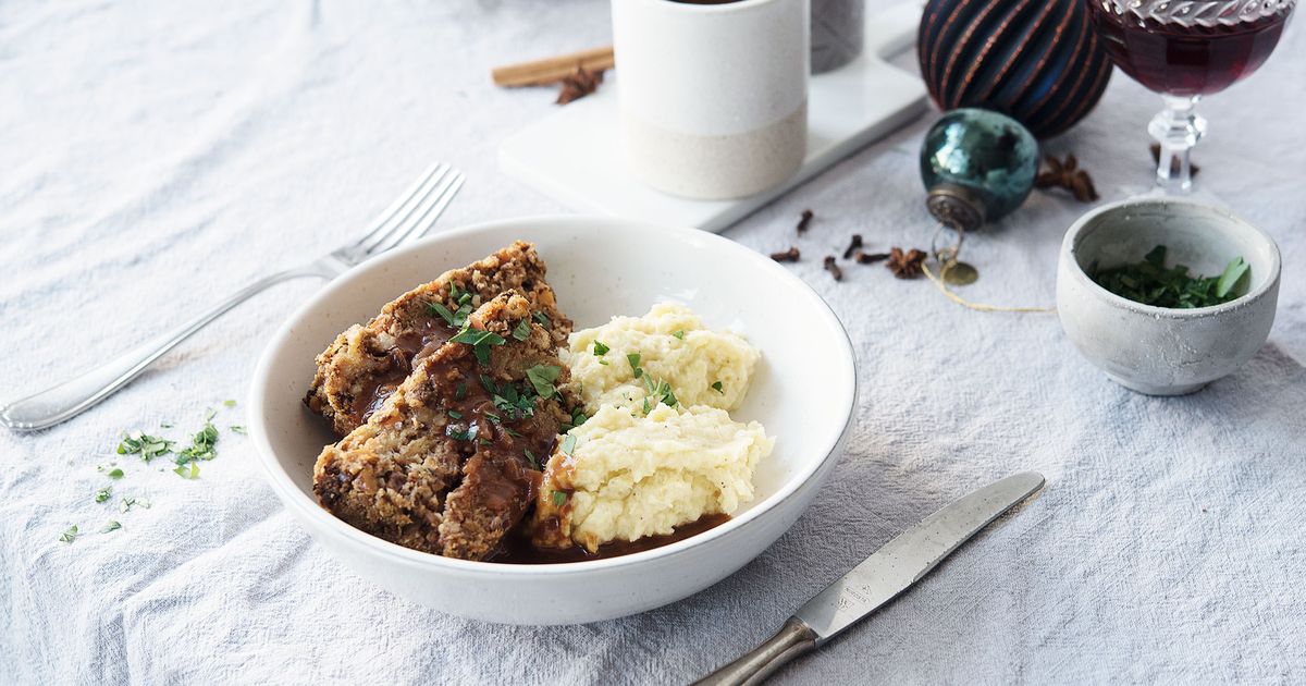 Nut roast with gravy and mashed potatoes | Recipe | Kitchen Stories