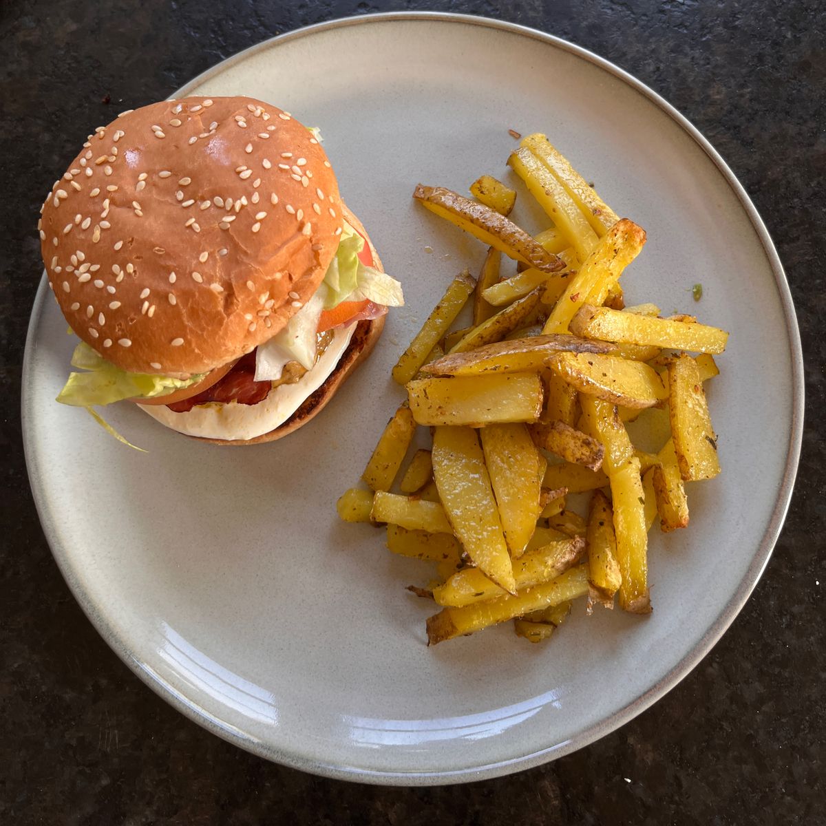 Bacon-Cheeseburger mit Pommes | Rezept | Kitchen Stories