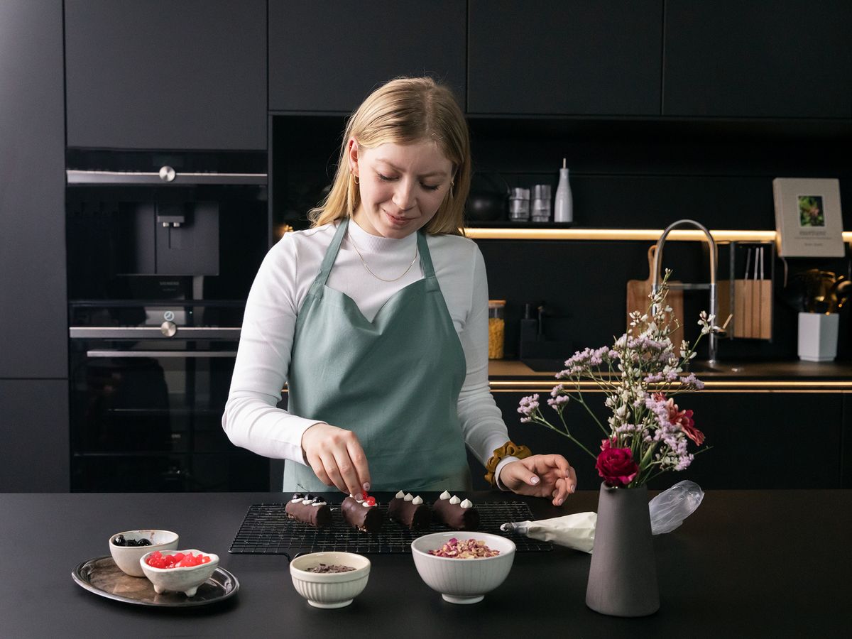 Make mini Swiss roll cakes with Hanna | Recipe | Kitchen Stories