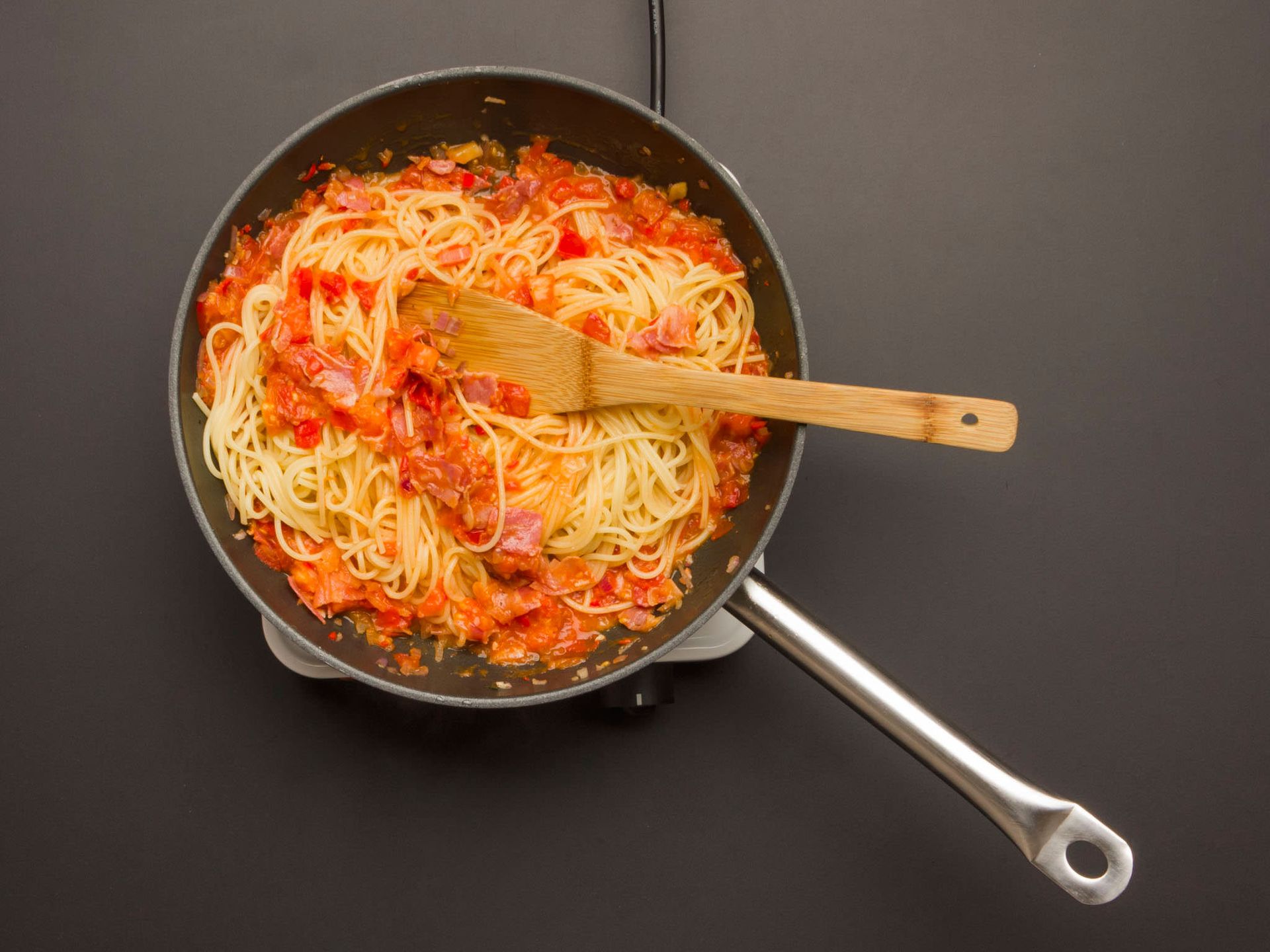 Spaghetti all'Amatriciana with crispy sage | Recipe | Kitchen Stories