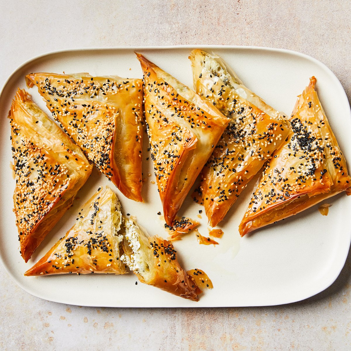 Fatayer Jibneh (mit Käse gefüllte Yufka-Blätter) | Rezept | Kitchen Stories